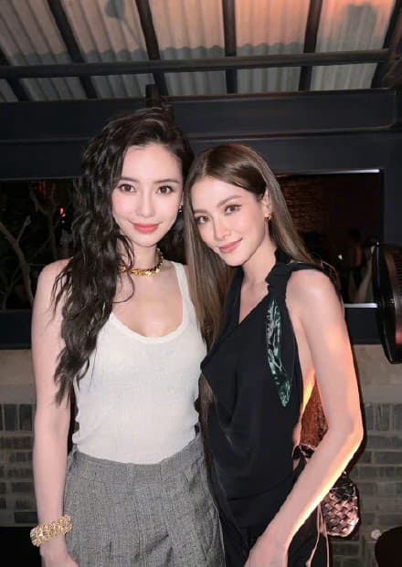 Angelababy Siu Shui poses for a picture in the same frame - Trending on Weibo