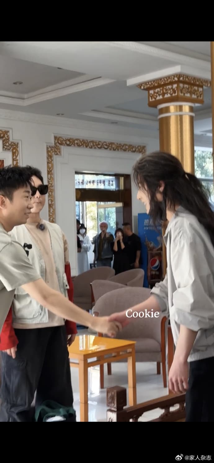 Yang Yang Accompanies Mother to Hair Salon, Showcasing Filial Piety and ...