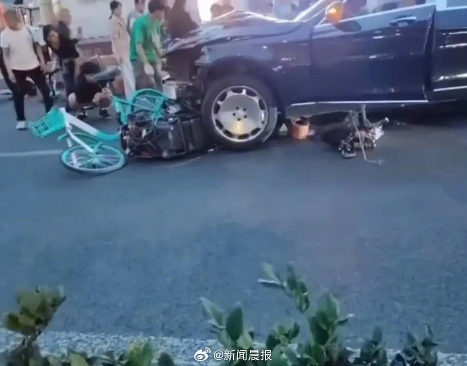 Reckless Driving in Chengdu: Mercedes-Benz Crash Results in Two Deaths ...